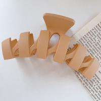 China Matte Plastic Hair Claw Clip Solid Color Wavy Grip Heat Resistant 11x4.5cm for Thick Hair for sale