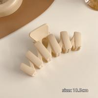 China Matte Elegant Flower Hair Claw Clip 8.5cm Solid Colors Geometric Design for Women Girls for sale