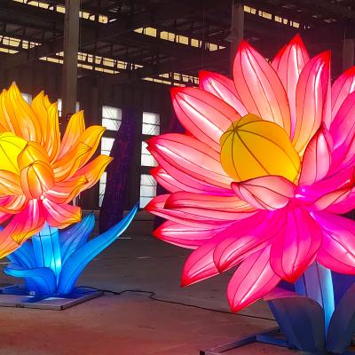 China Custom LED Light-Up Flower Lanterns 150-180CM for Park and Festival Decorations with 110/220V Power for sale