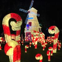 China Custom 220-240CM LED Santa Claus Christmas Lanterns for Outdoor Decor - 110/220V Power for sale