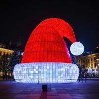 China Large Glowing Christmas Hat Sculpture Lantern Landscape Lights for Street Scenic Area for sale