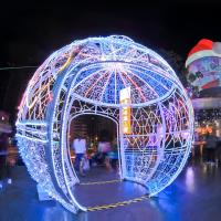 China Giant Walk-through Bauble Arch LED Motif Light, Oversized Christmas Ball Tunnel Light Sculpture for Shopping Mall & Plaza Holiday Decor for sale