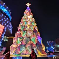 China Custom Faceted Prism LED Christmas Tree, Iridescent Geometric Light Tree for Shopping Mall Holiday Installation for sale