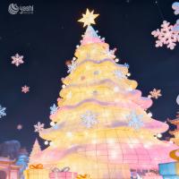 China Colorful Christmas Tree-Shaped Sculptural Lanterns, Designed for Outdoor and Holiday Decorations for sale