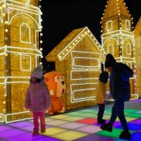 China Custom LED Light Wire Castle House Sculpture, Giant Golden Fairy‑Tale Building Light Display, Waterproof Large Outdoor Christmas Festival Light Installation for sale
