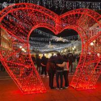 China Custom Heart Shape LED Light Arch Tunnel, Golden Love Heart Light Passage for Valentine & Christmas Event Decor for sale