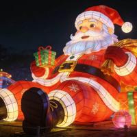 China Commercial LED Christmas Train Light Sculpture Scene, Giant Illuminated Santa Train Lantern Set for Outdoor Light Festival for sale