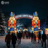 China Custom Giant LED Santa Claus Lantern Sitting on Gift Boxes, Outdoor Large Christmas Santa Light Sculpture for Shopping Mall Plaza, Support Customization for sale