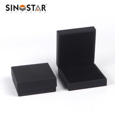 China Single Watch Box Plastic Core Embossing Logo Holds 1 Watch Classic Design for sale