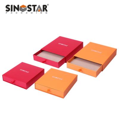 China Custom Coated Paper Jewelry Box with Lid Closure for Storage and Display for sale