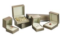 China Handmade Small Leather Jewelry Box Case High Glossy Custom Logo Color 15x10x5 cm for sale