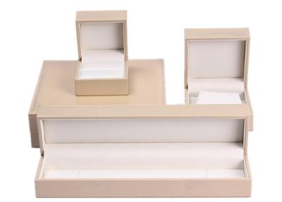 China Custom Beige Leather Jewelry Box Rectangle Personalised Gift Packaging 200gsm for sale