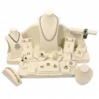 China Recyclable MDF Jewelry Display Bust with Wood Grain Paper 250gsm Custom Logo for sale