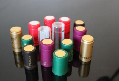 China Anti Ultraviolet PVC Heat Shrink Capsules Waterproof for Wine Bottles 23mm to 35mm for sale