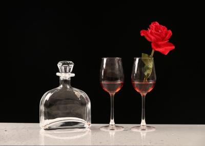China 700ml Clear Glass Liquor Bottle for Whiskey Vodka Wine with Screw Cap for sale