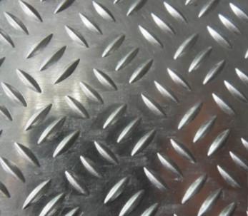 China 5052 Aluminum Diamond Plate Sheet 100mm Silver for Deck Stairs Anti Slip for sale