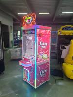 China Arcade Coin Operated Fun Toys Crane Claw Machine Mini Prize Game Machine for sale