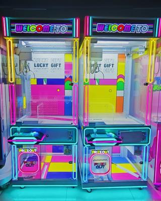 China Factory Price Wholesale Kids Transparent Claw Machine with Lucky Gift Box Plush Toy Crane Game for sale