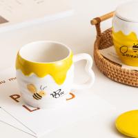 China Custom Ceramic Coffee Mug 350ml Bee Design with Lid Dishwasher Safe BPA Free for sale