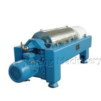 China Three Phase Horizontal Decanter Centrifuge for Oil Sludge Water Separation with 22/5.5 kw Motor Power and 3200r/min Speed for sale