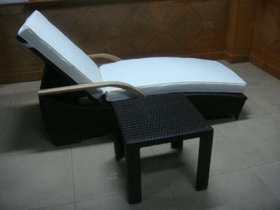 China Comfortable Foldable Black Rattan Sun Lounger For Indoor Pool for sale
