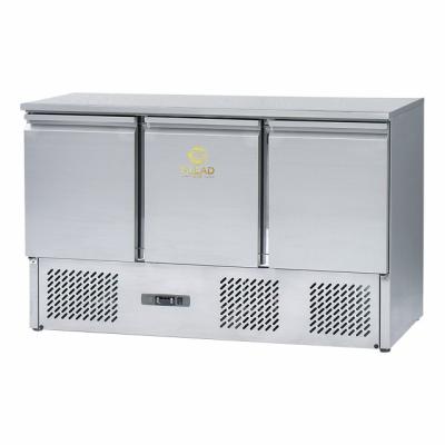 China SS304 3 Doors Worktable Chiller GN1/3 1365mm Industrial Refrigeration 2~8℃ for sale
