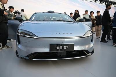 China 2024 New Chery Huawei LUXEED S7 2024 Luxury Electric Sedan LUXEED S7 with 12.4kw/h comsumption self parking ev car for sale