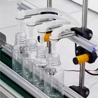 China COURM Automatic Electric Control Perfume Water Juice Beverage Shampoo Digital Bottle Liquid Filling Machine With Conveyor Belt for sale