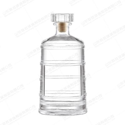 China Healthy Lead-free Glass 700ml Whisky Vodka Spirit Glass Bottle for Wine Presentation for sale