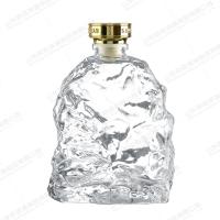 China Custom Size Accepted Crystal Whiskey Brandy Decanter with Gold Glass Bottle Cap for sale