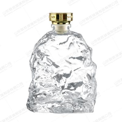 China Custom Size Accepted Crystal Whiskey Brandy Decanter with Gold Glass Bottle Cap for sale