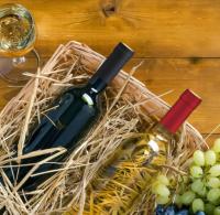China Custom Wine Bottle Cork With Black Plastic Top PVC Heat Shrink Capsule Bottle Seal for sale