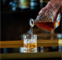China Clear Whiskey Decanter Glass Crystal Glass Liquor Bottle with Customized Bottle Color for sale