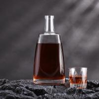 China Customied Bottle Color 500ml 750ml Gin Glass Bottle With Lid for Beverage Distribution for sale