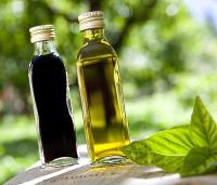 China 250ml 500ml 750ml 1000ml Square Antique Green Glass Bottle with Screw Cap Made of Glass for sale