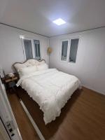 China Space Saving Expandable Modular House 20m2 38m2 Compact Workspace Mobile Prefab House for sale