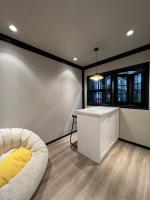 China 10ft Expandable Container House Luxury Folding Villa 20m² with Wood Grain Metal Cladding for sale