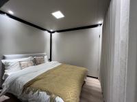 China 10ft Expandable Container House Luxury Folding Villa 20m² with Wood Grain Metal Cladding for sale