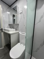 China Modernist Obsidian Gray 20ft Expandable Container House 38.2m² with Broken Bridge Aluminum Glass Door for sale