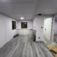 China 20ft Expandable Container House for Brazil Eco-Resorts - Modern Wood & Black Finish for sale