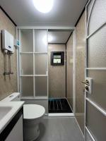 China 20ft Expandable Container House for New Zealand Garden Studios - Light Timber Finish for sale