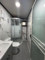 China 20ft Expandable Container House for California ADUs - Modern Amber Wood for sale