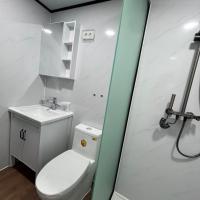 China 20ft Expandable Container House with Wood-Grain Cladding and Full-Height Glazing for sale