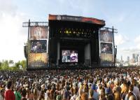 China Simple Structure Fan-less P7.8 Outdoor LED Stage Screen with 5500nit Brightness for sale