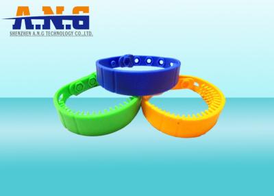China Rewritable  ISO14443A NFC Rfid Wristbands Silicone Customized Logo for sale