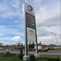 China Outdoor Modern Pylon Signs Free standing Stainless Steel for 4S Store Parking Lot for sale