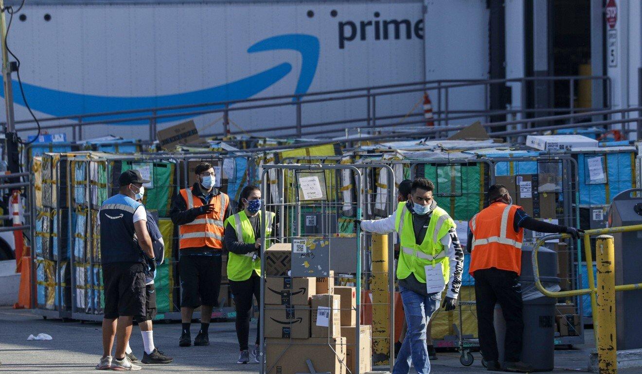 Employees at an Amazon warehouse in Hawthorne, California. Photo: Los Angeles Times/TNS