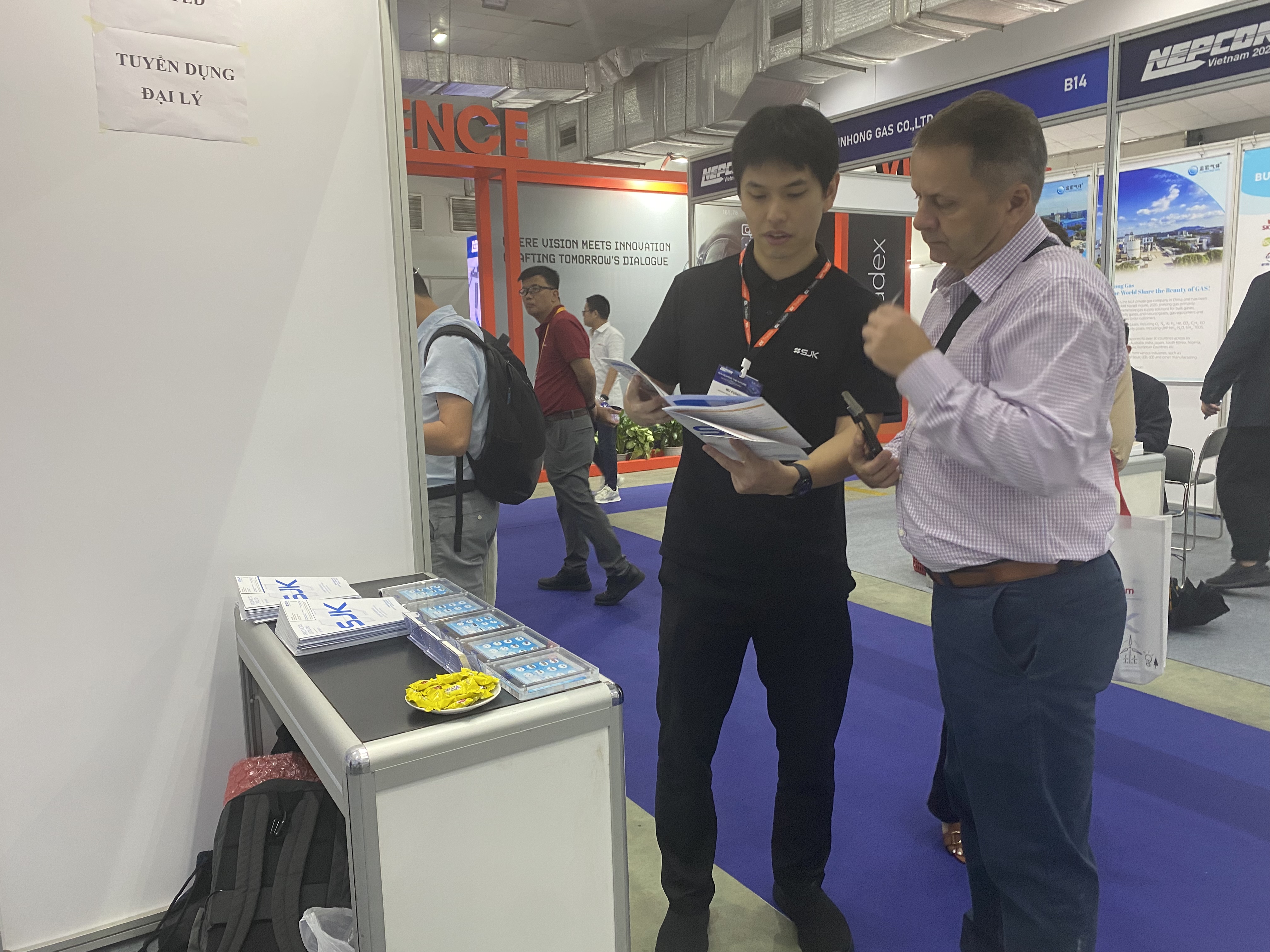 SJK WITH CUSTOMER, CRYSTAL RESONATOR AND OSCILLATOR