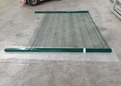 China 5mm 55*200mm Square Post Curved Welded Wire Fence For Construction for sale