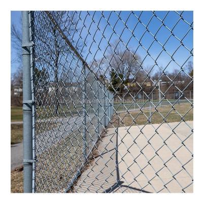 China 50x50mm Iron Wire Mesh Heat Treated Chain Link Fence with Low Carbon Steel Wire for sale